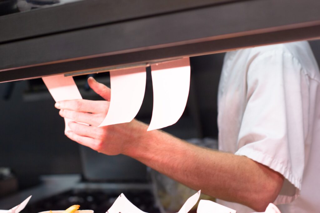 6 Reasons to Opt for Restaurant Kitchen Order Management System